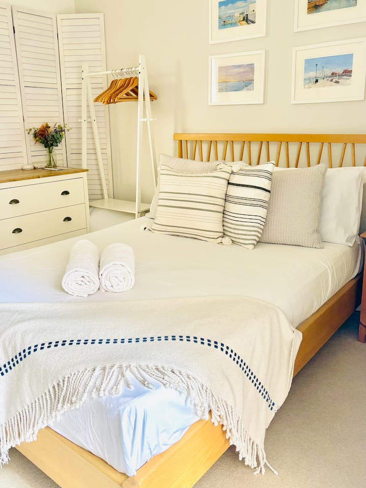 Garden Room - En-suite Bathroom & Private Entrance - Southsea
