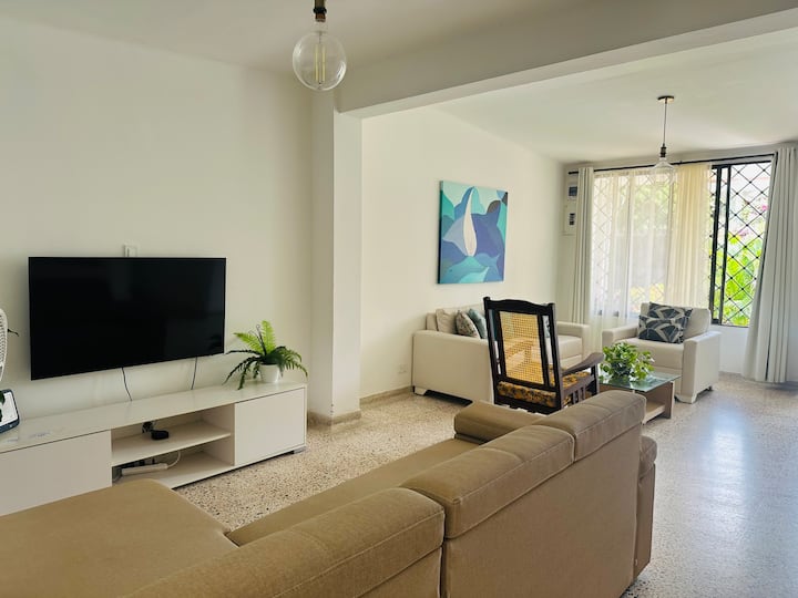 Casa Amplia Con Patio Fresco Y Cerca Al Malecón - Barranquilla
