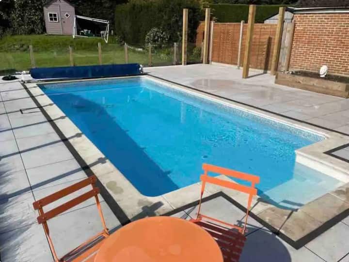 4/5 Bedroom Detached House, Heated Swimming Pool - Bracknell