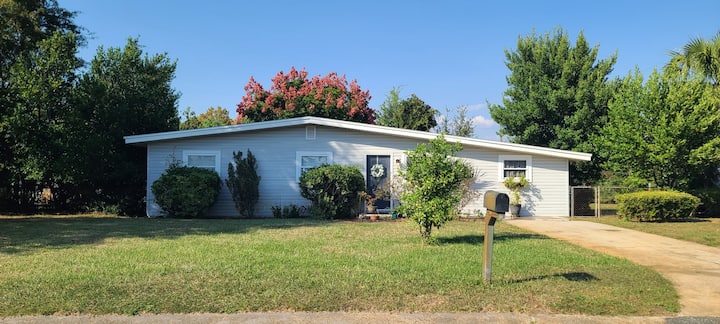 Cottage On Beck Ave 3b /2b. 20 Minutes To Beach - Panama City, FL