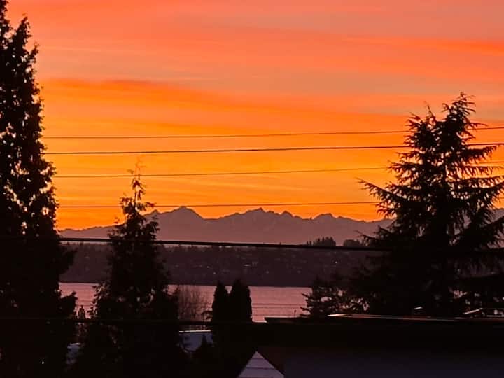Bright 3-br Home With Sunset/lake/mountain View - Kirkland, WA