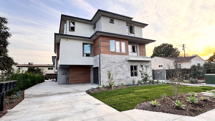 Luxury Townhouse! Centrally Located In Arcadia - Arcadia