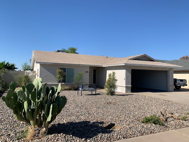 Free Rv Parking, Two Car Garage, Fenced Backyard - Glendale, AZ