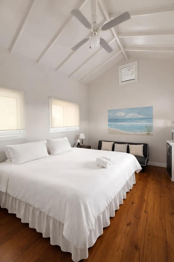 Cozy King Suite With Ocean View Near W. Bay Beach