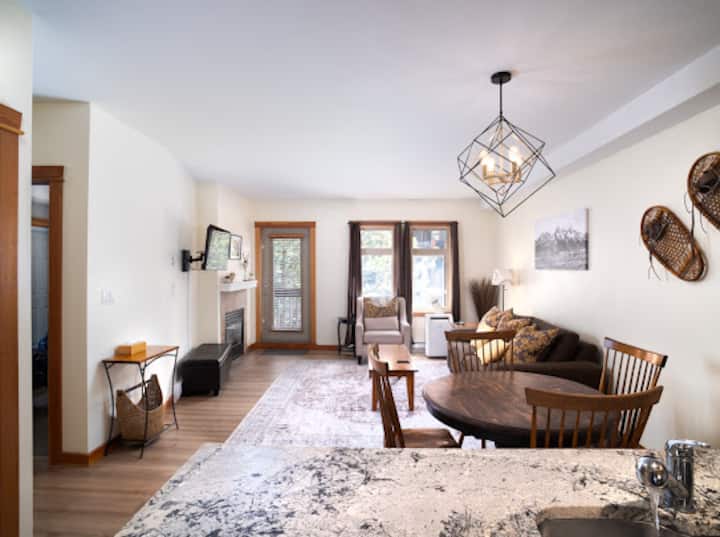 Lovely 2 Bedroom Condo With Heated Pool &Hot Tub. - Canmore