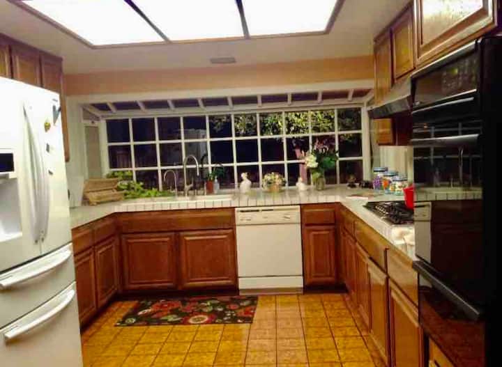 Furnished  Spacious Guest Bedroom - Los Angeles, CA