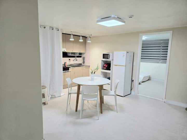 깔끔한 투룸 넓은 거실/방2개 침대4개/넷플릭스/한양대 숙소 /단체/취사가능 - 고잔동