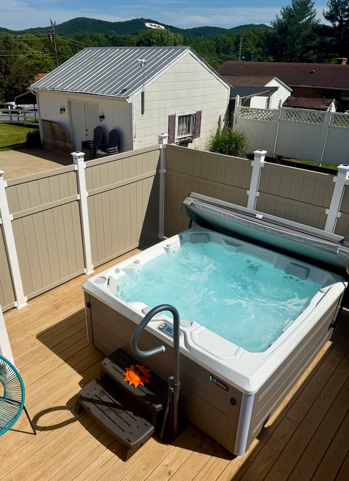 The Bell House – Stylish Stay, Hot Tub, Prime Spot - Lynchburg, VA