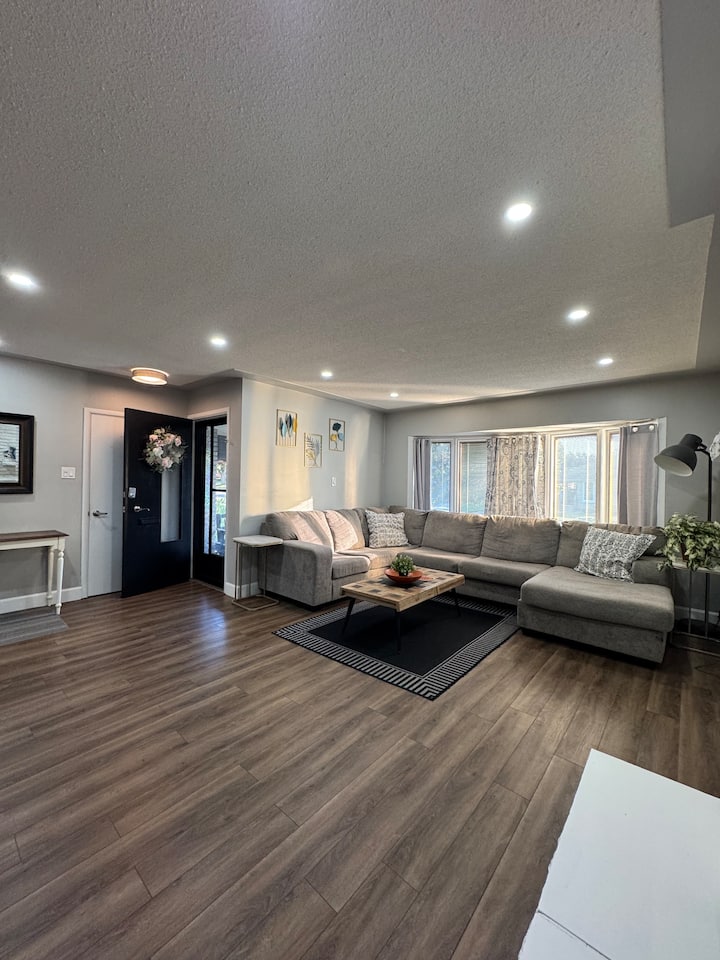 Charming Getaway With Modern Comforts - Upper Unit - 런던