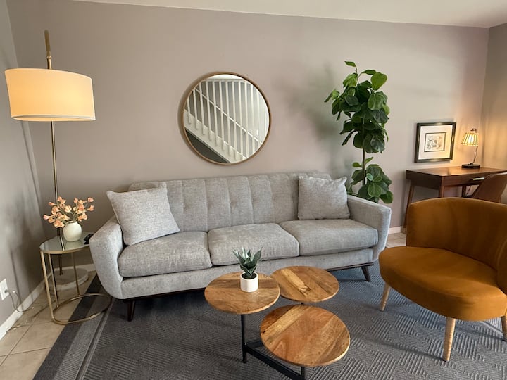 Cheerful 2 Bedroom Condo Updated Central Location - Austin