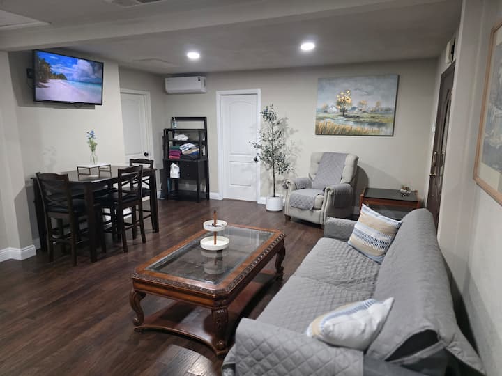 Two Bedroom, Two Bathroom Unit & Laundry Room. - 卡森