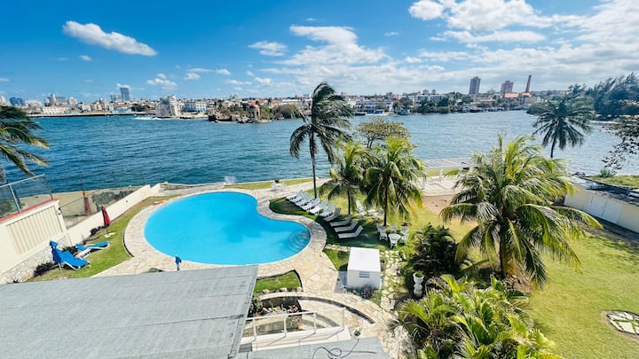 Luxury Miramar (Generator , Wifi, Jacuzzi, Pool - Cuba