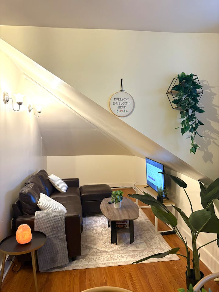 Cozy Attic Suite W/ Private Entrance Private Bath - Syracuse, NY