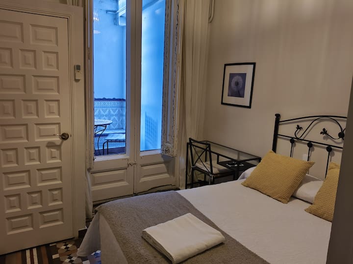 Hab Individual Interior En Casa Consell Bailen - Barcelona