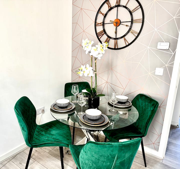 Modern 2-bed House, With Parking, Prime Location - Cardiff