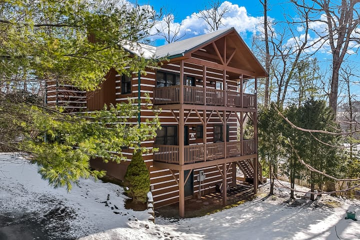 Winter Snow & Cozy Fireplace: Boone Cabin Awaits! - Boone, NC