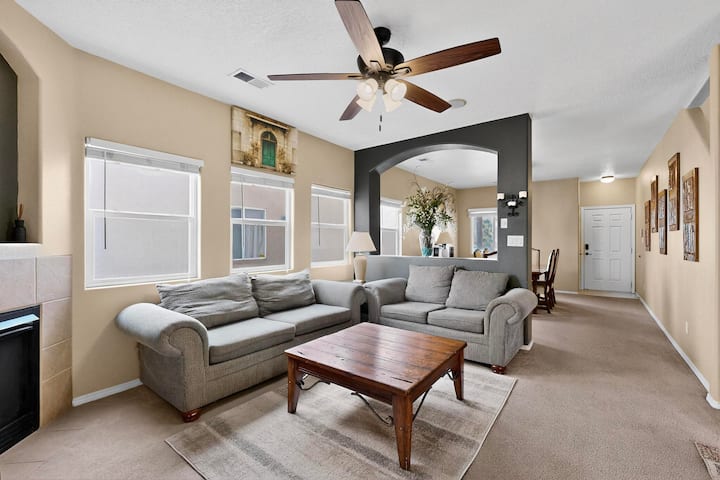 Spacious 4br Urban Country Home With Pool Table - Albuquerque, NM