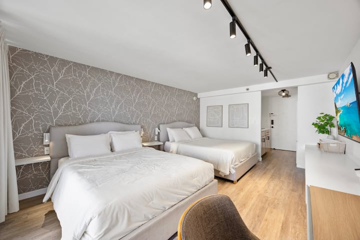 Gorgeous Studio W/ 2 Queen Beds Central Waikiki! - Honolulu, HI