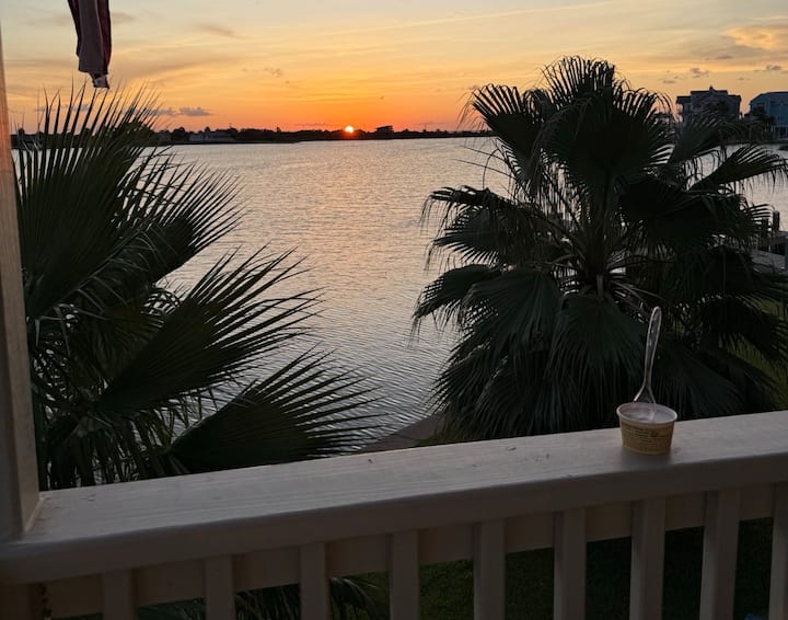 Kayaks Included! Waterfront With Amazing Sunsets - Jamaica Beach, TX