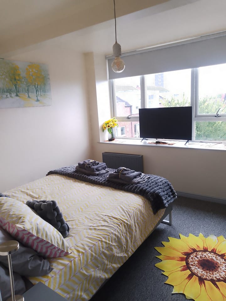 Sunflower Room, Kingsize Bed And Single Bed - Liverpool