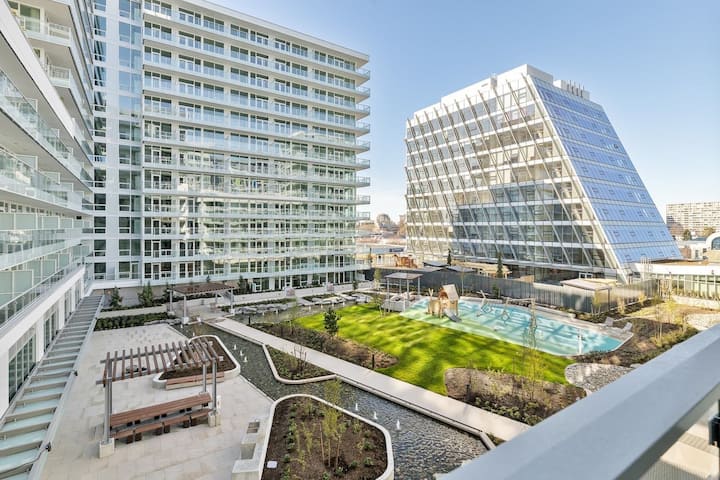 5~central Richmond 2b2b Courtyard - Richmond