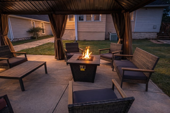 8br Luxe Family Escape • Arcade, Gazebo & Patio - Omaha, NE