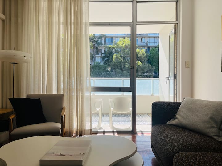 Stylish Flat On Leafy Street With Workspace! - Coogee