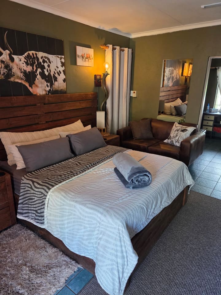 Nguni Room, Stylish Spacious 1 Queen Bed Unit - Phalaborwa