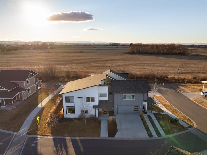 New Modern Mountain Home W/ Hot Tub In Bozeman Mt - Montana