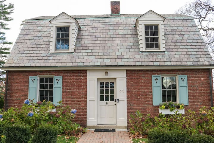 Elegant & Historic Cottage Near Smith - Northampton, MA