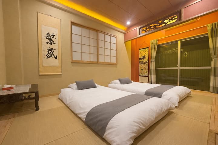 难波附近，地铁站徒步3分钟，宽敞整洁的两房一厅，日式风格，全新民宿。长租欢迎。 - Osaka