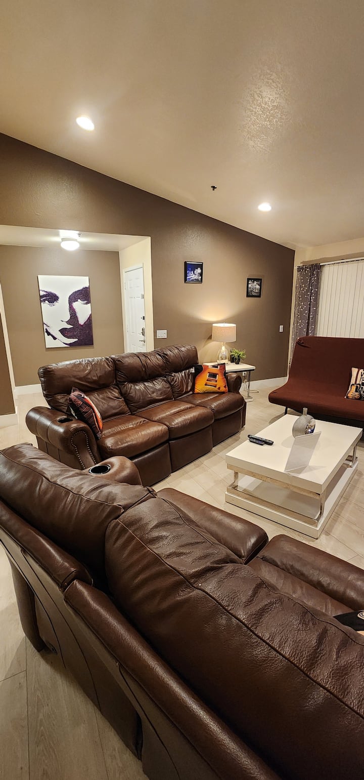 Strip Views, 2 Pools, Free Parking & No Resort Fee - Las Vegas Strip, NV