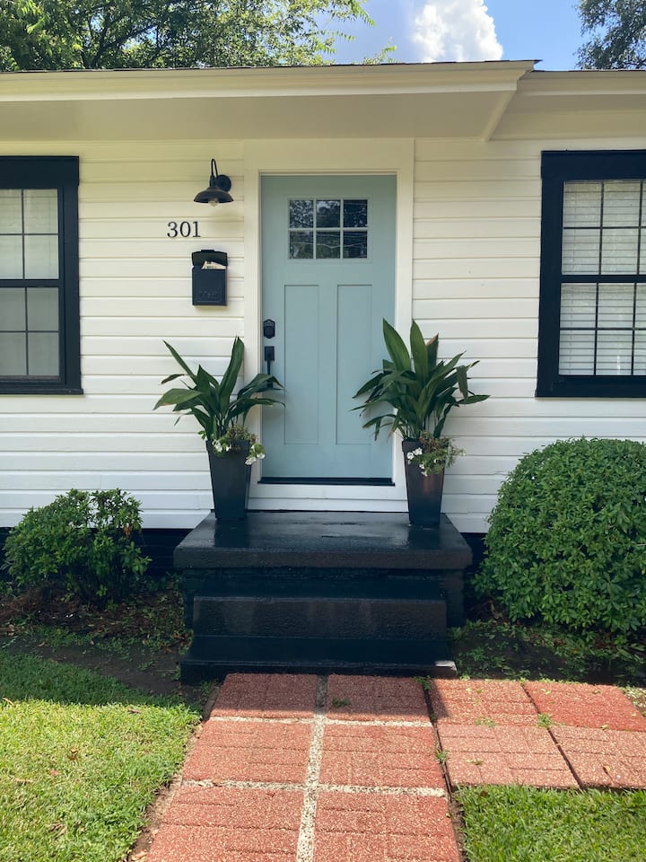 The Holliday House-
A Cheerful 2 Bedroom House. - Monroe, LA