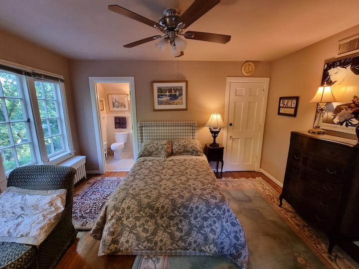 Monthly Stay <Powers Manor> Serenity Suite - Decatur, IL