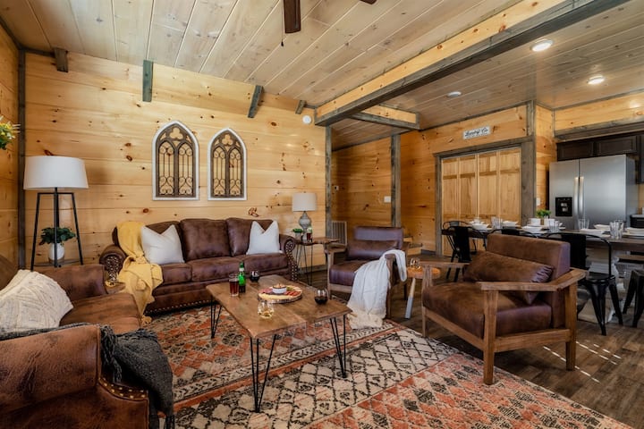 Dog Friendly New Cabin W/ Hot Tub, Game Room & 4-m - Sevierville, TN
