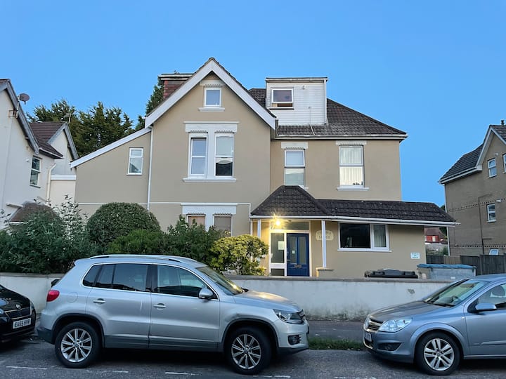 Maisonette-outside Area Near Beach-private Parking - Bournemouth