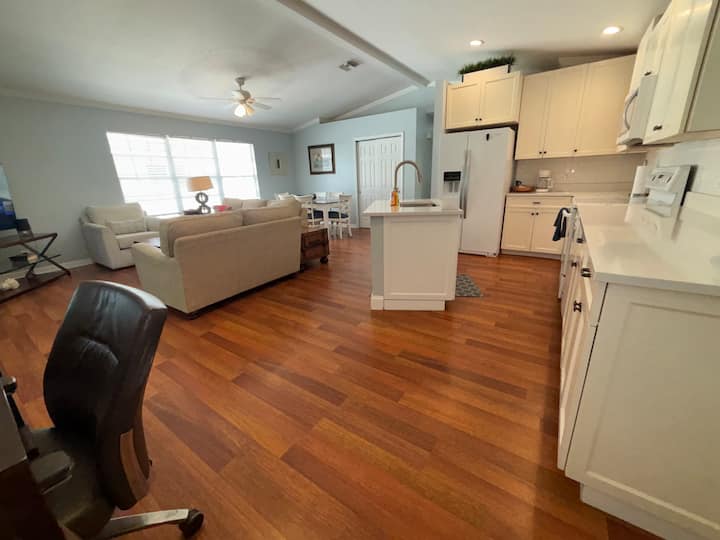 Spacious Updated W&d Full Kitchen 1.5 Mi. To Beach - Bonita Springs, FL