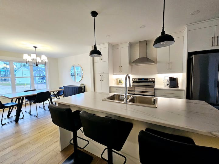 Dieppe  Retreat- Golf / Airport/ Concert/ Beach - Moncton