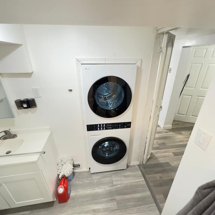 Cozy Two Bedroom Apartment. - Newark, NJ