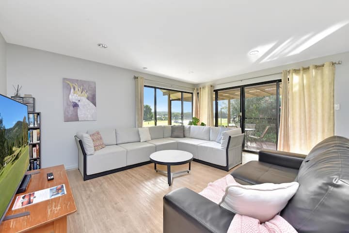Golf & Beach Bliss: Book Direct In Salamander Bay - Soldiers Point