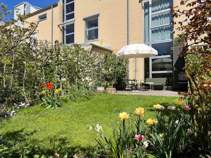 Arkitektritat Townhouse Med Trädgård Nära City - Estocolmo