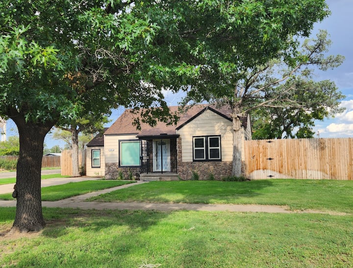 Homey & Comfortable All On Its Own Triangle Block! - アマリロ, TX
