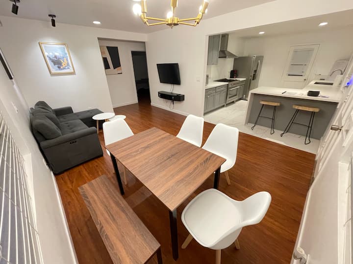 Cozy 3 Bedroom 1 Bathroom House - Azusa, CA