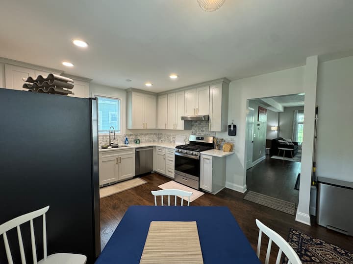 Spacious, Quiet Midtown Home. Easy I80 Access - Omaha, NE