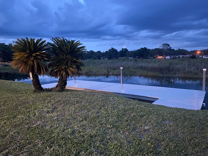 (Waterfront) Charming Lakefront Cottage - Inverness, FL