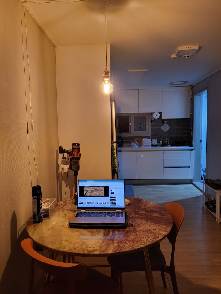 28평독채/75인치tv/이국적인 감성/빔프로젝터/원두드랍ㆍ책/송도크루즈ㆍ철길숲ㆍ죽도시장 - Gyeongju-si