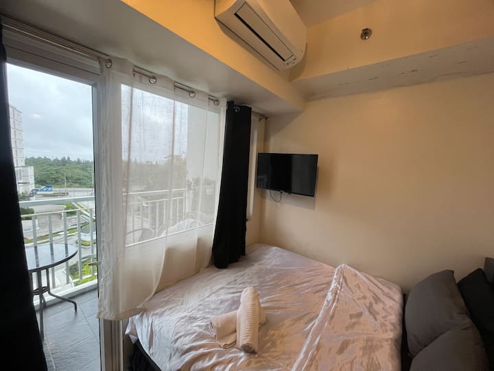 Coffee Shop
Vibe 1br W/ Balcony (Wifi,netflix,2tv) - Tagaytay