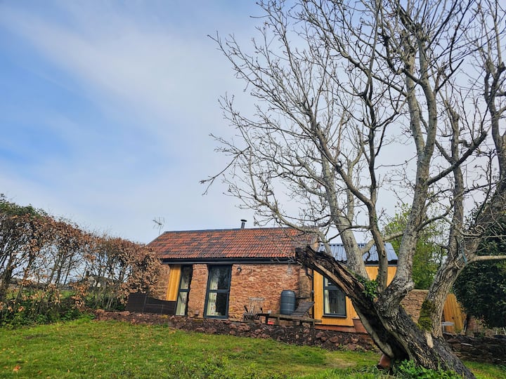 Dog Friendly Cottage In The Garden - Devon
