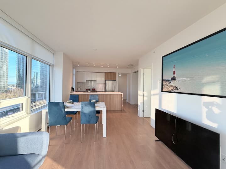 6499 -  Metrotown  2br 2ba + Den | Skytrain - Burnaby