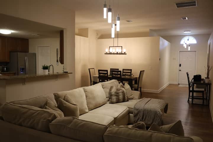 Lovely Home, Great Location, Close To Anywhere! - Jacksonville, FL